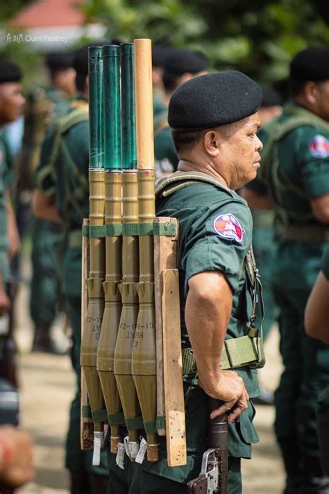 មរតកកម្ពុជា ខ្លែងឯក ខ្លែង គឺជា វត្ថុ លេង ម្យ៉ាង ដែល អាច ហោះ បាន ដោយសារ កម្លាំង ខ្យល់ ទាញ