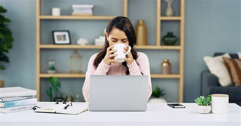 원격 근무 컴퓨터 및 집에서 온라인 기사 편집 제안 및 연구를 위한 커피와 함께 여성 아파트 비즈니스 및 웹 사이트 인터넷 및 프리랜서 경력 계획을위한 노트북에 사람 20