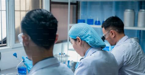 과학 및 의학 과학자 분석 및 유리 제품에 샘플을 떨어 뜨리고 유리 제품 Dna 구조 혁신 및 기술에 대한 실험실에서 화학 액체를 포함하는 실험 사진