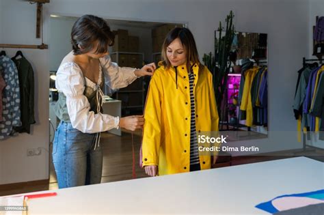 여성 재단사 측정 및 피팅 맞춤형 노란색 비 재킷이있는 패션 디자이너 워크샵 25 29세에 대한 스톡 사진 및 기타 이미지 25 29세 30 34세 고객 Istock