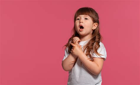 분홍색 스튜디오 배경을 배경으로 포즈를 취한 흰색 티셔츠를 입은 작은 갈색 머리 소녀의 클로즈업 초상화 진지한 감정 개념 T 셔츠에 대한 스톡 사진 및 기타 이미지 Istock