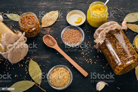 겨자과 향신료의 집합입니다 에 나무 배경 최고의 볼 수 있습니다 텍스트에 대 한 공간을 복사 합니다 겨자에 대한 스톡 사진 및 기타 이미지 Istock