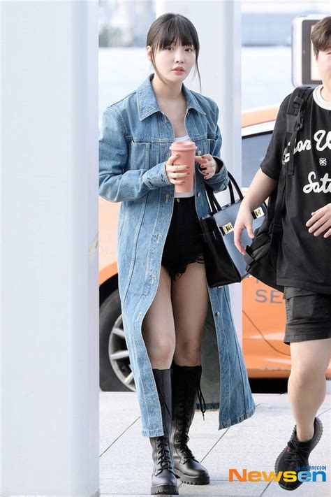 청하 청코트 속 핫팬츠와 롱부츠로 멋낸 공항패션[포토엔hd] 아이돌24시 네이트 연예