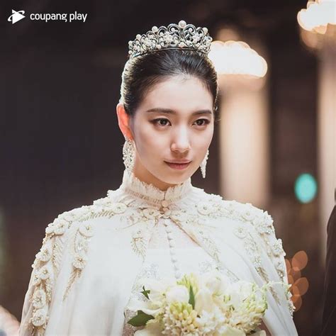 수지 눈부신 웨딩 드레스 자태…왕비 같은 고혹 눈길 감탄 웨딩 헤어스타일 연예인 스타일 결혼 사진