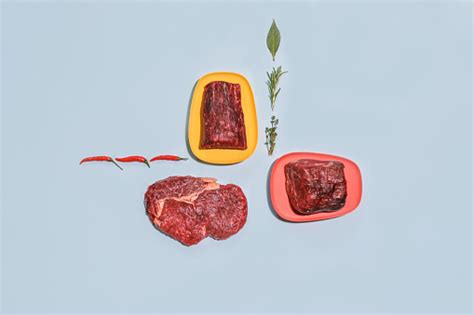 화려한 파란색 배경에 요리 재료 향신료가 있는 접시에 담긴 생 쇠고기 스테이크 고기 스테이크에 대한 스톡 사진 및 기타 이미지