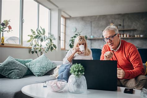 집에서 노트북을 통해 화상 통화를 하는 쾌활한 선임 부부 가정 생활에 대한 스톡 사진 및 기타 이미지 가정 생활 가정의 방 가족 Istock