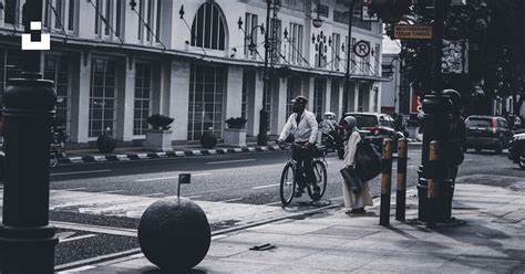 낮 동안 흰색 콘크리트 건물 근처 도로에서 자전거를 타는 사람들 사진 Unsplash의 무료 사람의 이미지