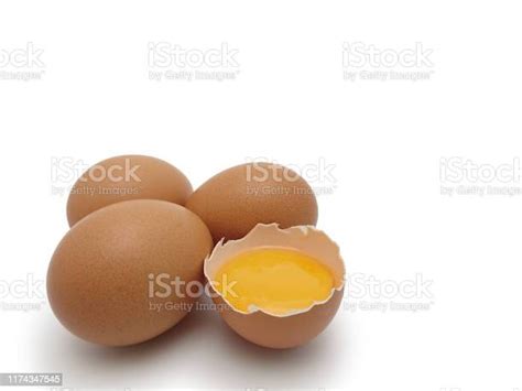 잘라진 경로와 흰색 배경에 고립 된 노른자를 보여주는 금이 계란 전체 계란 0명에 대한 스톡 사진 및 기타 이미지 0명 가금류 갈색 Istock