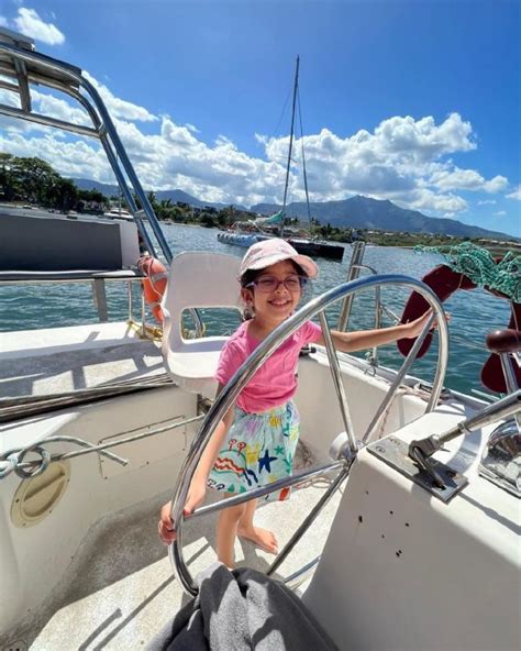 குடும்பத்துடன் வெளிநாடு சுற்றுலா சென்ற நடிகர் துல்கர் சல்மானின் குடும்ப புகைப்படங்கள்