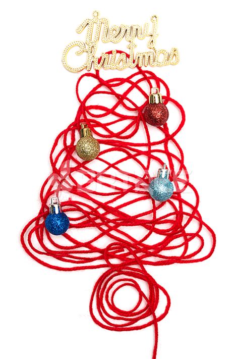 유토이미지 빨간 실로 만든 크리스마스 트리와 장식