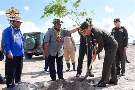 ឯកឧត្តម នាយឧត្តមសេនីយ៍ វង្ស ពិសេន អគ្គមេបញ្ជាការអញ្ជើញដាំកូនឈើ