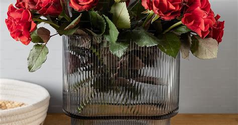 나무 테이블 위에 빨간 장미로 가득 찬 유리 꽃병 사진 Unsplash의 로사스 로하스 이미지