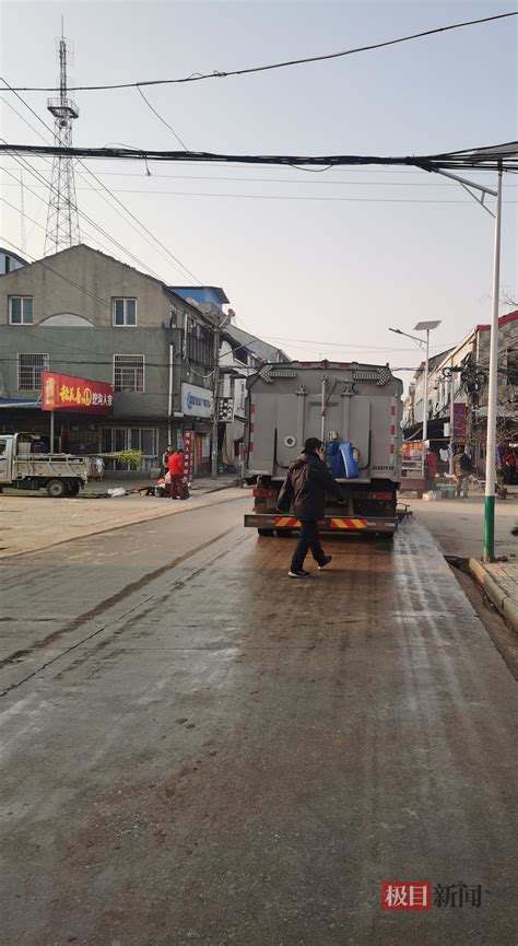 货车带泥上路污染路面城管路长迅速组织清理干净 极目新闻