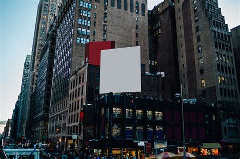 도심의 현대 적 건물의 외관에 광고 또는 상업 정보 라이트 박스에 대한 홍보 모형 도시의 비즈니스 지구에 마천루 외관에 복사 공간이있는 빈 광고판 간판에 대한 스톡 사진 및