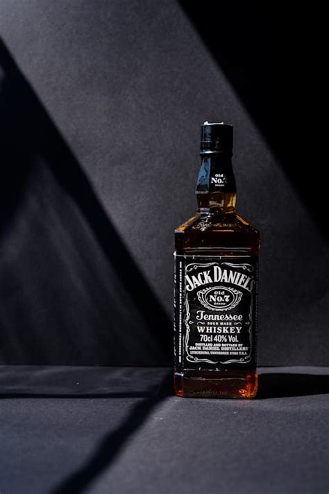 40퍼센트 70cl 강한 음료 그림자 극적인 조명 대조 막대기 목재 마감 미국산 위스키 미니멀한 병 브랜딩 블랙 앤 화이트 상업 술 술을 마시다