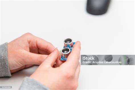 Gadis Pelajar Belajar Memprogram Robot Sensor Jarak Ultrasonik Menghadap Papan Nano Arduino