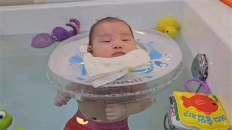 Yomanggirl 수영 빡세게 하면 통잠을 자겠지하고 간 베이비엔젤스 하지만 뜨뜻한 물에서 한숨 푹 잔 아서는 집에서 체력 만땅되서 한창 놀다 잠들었다고 한다