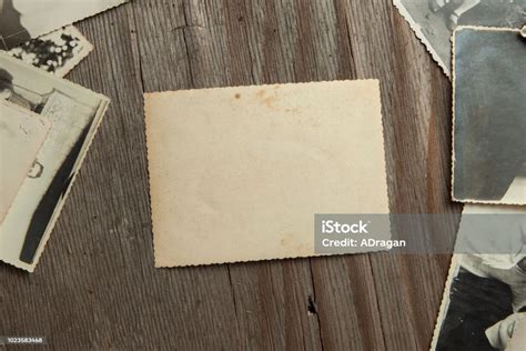 프레임 테이블에 오래 된 사진입니다 빈 종이 모형입니다 엽서 Rumpled 고 더러운 빈티지 갈색에 대한 스톡 사진 및 기타 이미지 Istock
