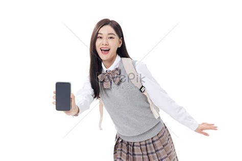 휴대 전화를 들고 행복하게 보여주는 여학생 사진 무료 다운로드 Lovepik