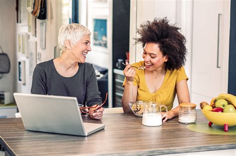 부엌에서 아침 식사를 하는 노트북과 행복 한 혼합 인종 여성 2명에 대한 스톡 사진 및 기타 이미지 2명 가정 생활 가정 주방 Istock