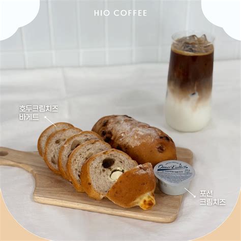 하이오커피 공식 인스타그램 ︎ 코끝이 시린 바로 지금 겨울에 먹으면 더더더 맛있는 동절기 메뉴템☃️🤍 ① 꾸덕 요거트 크림과 풍성한 딸기 과육 요거트딸기라떼 ②