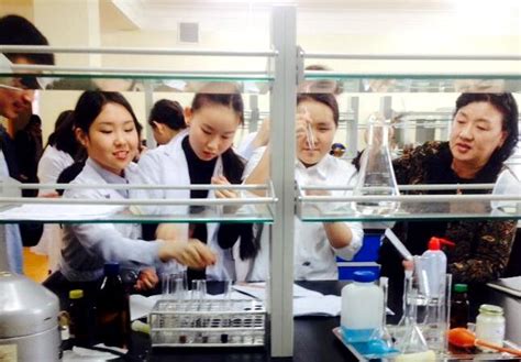 БЭЛАС ийн сурагчид МУИС ийн судалгааны лабораторид дадлага… Монгол