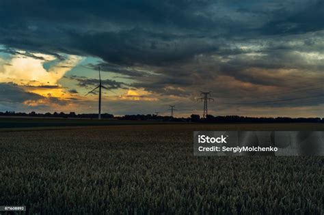 노르망디 프랑스에 있는 녹색 농업 분야에서 전기 발전을 위한 바람 터빈 신 재생 에너지 소스 산업 농업 개념입니다 환경 친화적인 에너지 생산 개발에 대한 스톡 사진 및 기타