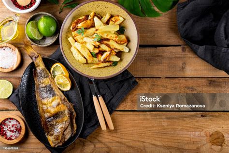 구운 농어 또는 나무 테이블에 감자와 함께 링코드 생선 텍스트 공간을 복사 감자 요리에 대한 스톡 사진 및 기타 이미지 감자 요리 건강한 식생활 고명 Istock