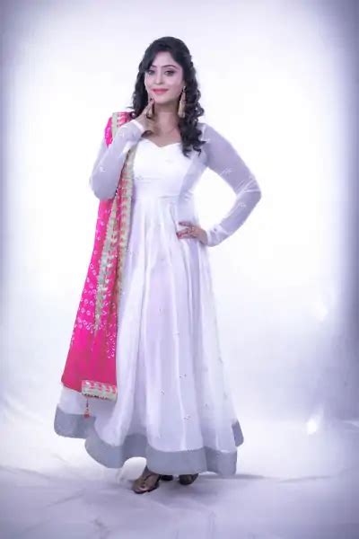 Bhojpuri Actress Shubhi Sharma Hot And Beautiful Pics