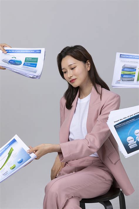 유토이미지 1인청년타블렛들고 고민하는 사진 이미지