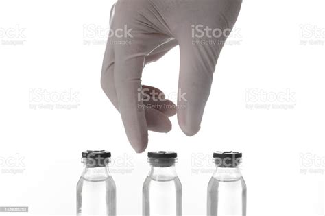 의사 또는 과학자 손은 실험실에서 약 바이알을 복용하는 고무 장갑을 착용합니다 건강 미용 및 의료 개념 흰색 배경에 격리 Stem 주제에 대한 스톡 사진 및 기타 이미지