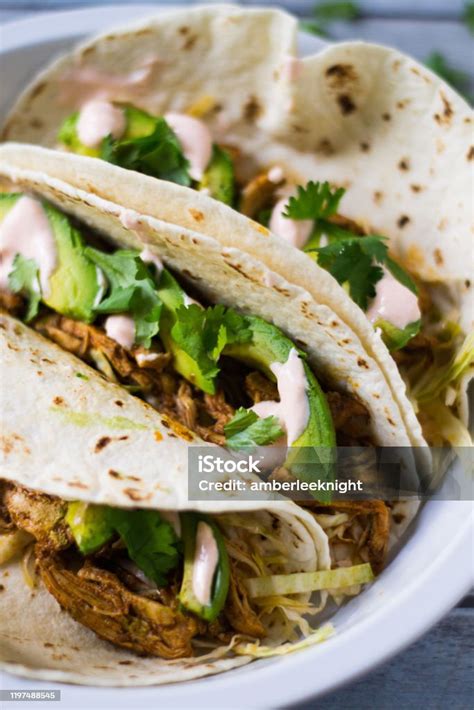 실란트로 매콤한 슬로 아보카도를 곁들인 잘게 썬 치킨 타코 갈기갈기 찢어진에 대한 스톡 사진 및 기타 이미지 갈기갈기 찢어진