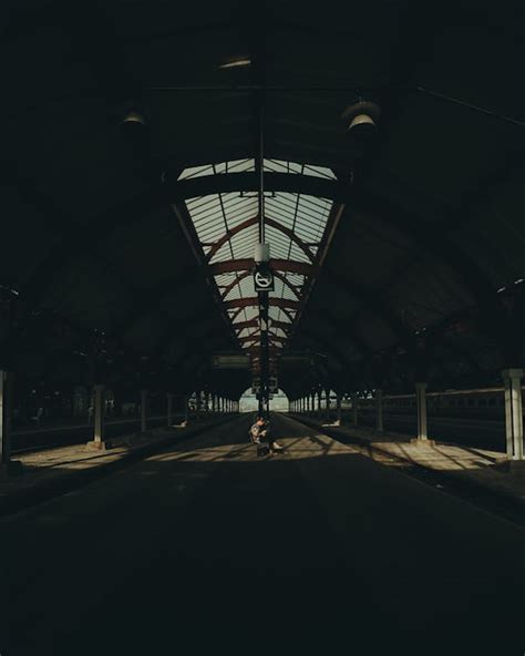 건축 격리 고독한 고요한 고요함 교통 그림자 금속 구조 기다리는 기차역 긴 노출 대기실 대중교통 대칭 도시 탐사 도시의 쇠퇴 반사 버려진