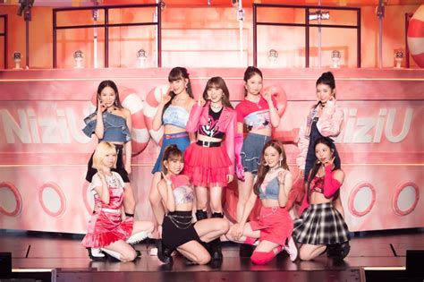 Niziu、初の単独ツアー「niziu Live With U 2022 “light It Up”」が神戸ワールド記念ホールにて閉幕 12月