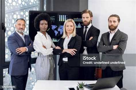 다민족 중심의 다양한 남성 및 여성 노동자 팀의 전면 보기 팔뒤에 큰 벽 화면이있는 현대적인 회의실에서 교차 카메라 앞에 서 교육에 대한 스톡 사진 및 기타 이미지 Istock