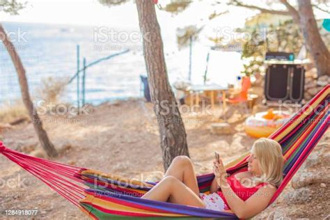 해먹에서 휴식을 취하는 여자 여름 날 해변 캠핑에서 해먹에서 휴식을 취하는 여성 여자에 대한 스톡 사진 및 기타 이미지 여자 한 명의 여자만 해먹 Istock