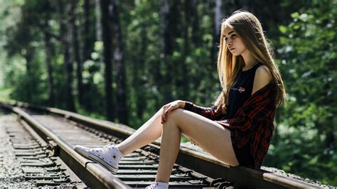 Картинки девочка железная дорога рельсы обои 1920x1080 картинка №305062