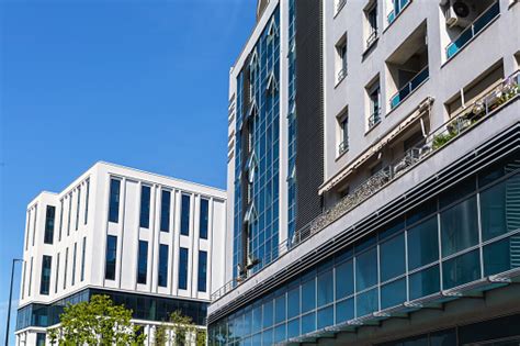Edificios Urbanos Modernos Con Grandes Ventanales De Vidrio Y Fachadas Minimalistas Bajo Un