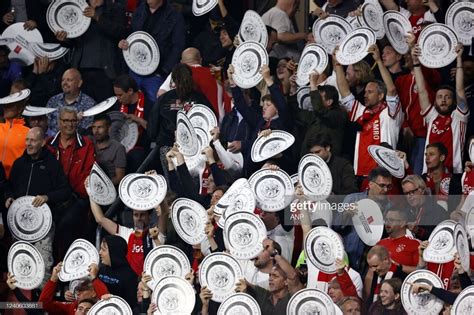 ببینید تماشاگران عصبانی بازی آژاکس را به‌ هم زدند خبرآنلاین