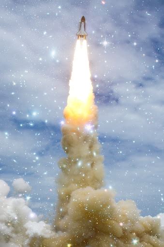 로켓은 우주로 시작합니다 개념 우주선은 배경에 폭발과 연기로 리프트 Nasa가 제공하는 이 이미지의 요소 0명에 대한 스톡 사진 및 기타 이미지 Istock