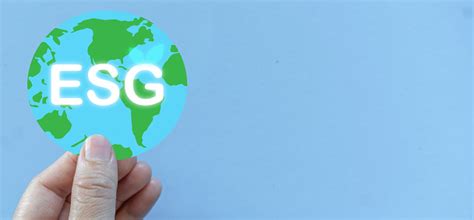 청정 에너지 환경 사회 거버넌스 지속 가능한 기업 개발 녹색 친환경 환경 녹색 Co2 Esg 개념 절약의 Esg 아이콘을 들고