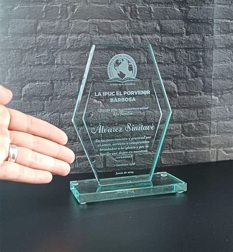 Placa De Reconocimiento En Vidrio Grabada A Láser 16cm