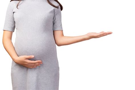고립 된 흰색 배경을 통해 젊은 아름다운 임신 한 여자 임신 어머니는 제시하고 오픈 손바닥으로 일부 제품을 표시하거나 들고 측면을 가리킵니다 제품을 제시합니다 복사 공간