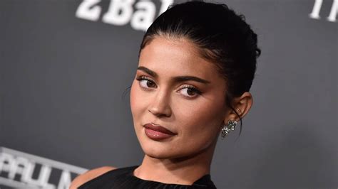 Kylie Jenner Cries Over Mean Comments About How She Messed Up Her Face