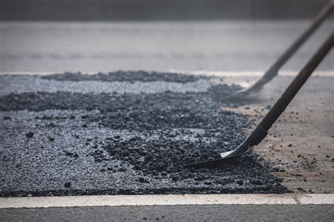 아스팔트 파버 기계와 증기 도로 롤러 도로 건설 및 수리 작업 중 아스팔트 및 포장 의 과정 새로운 도로 건설 현장에서 일하는 노동자 층을 배치 0명에 대한 스톡 사진 및