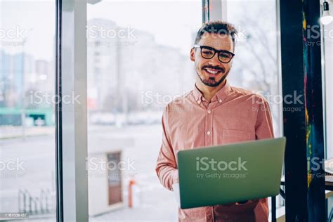 회사에서 경력에 만족 시력 보정을 위한 안경에 번영 남성 그것의 절반 길이 초상화 비즈니스 스쿨에서 학습을 위한 노트북 컴퓨터를 들고 행복 한 남자 학생 교육에 대한 스톡