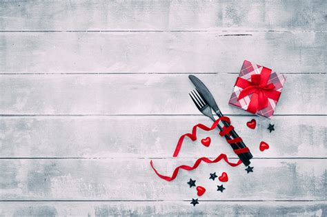 테이블 포크 나이프 그리고 선물 상자 세트 보기 상위 공간을 복사 합니다 검색 테이블 장식 발렌타인의 날 개체 그룹에 대한 스톡 사진 및 기타 이미지 Istock