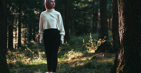 고독 고립된 고요한 그림자 나무 내성 녹지 대자연 라이프스타일 명상 적 명상적인 묵상 미스터리 미적 소녀 반사 사색 중인 삼림지대 서 있는