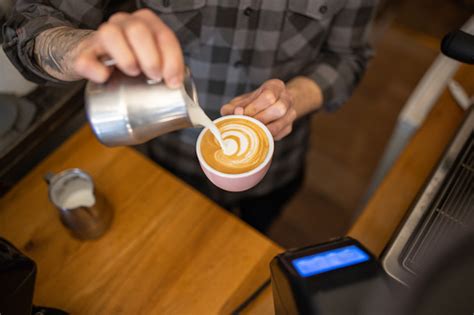 커피 숍에서 카푸치노를 만드는 인식 할 수없는 바리스타 20 24세에 대한 스톡 사진 및 기타 이미지 20 24세 30 34세 기계류 Istock