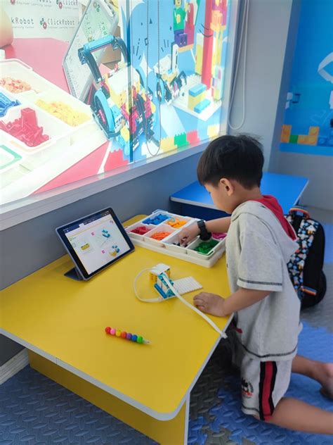 เด็กอายุ 4 ขวบ Clickrobot Prachauthit 90 T 0618239865